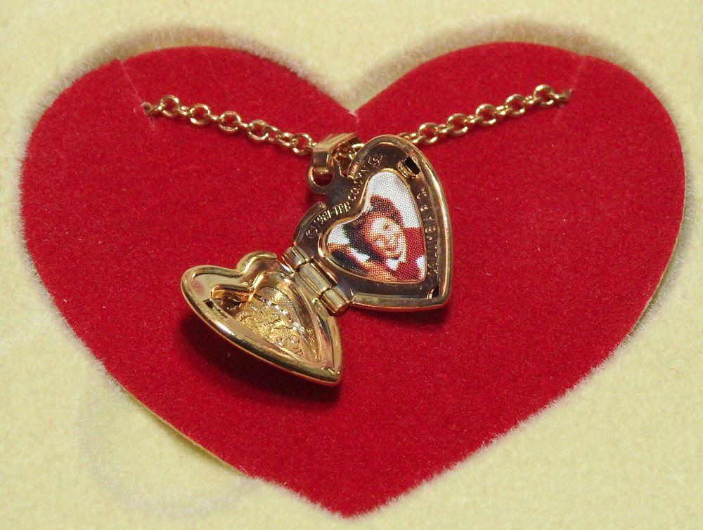 Annie Locket Necklace 2025 www.alhudapk